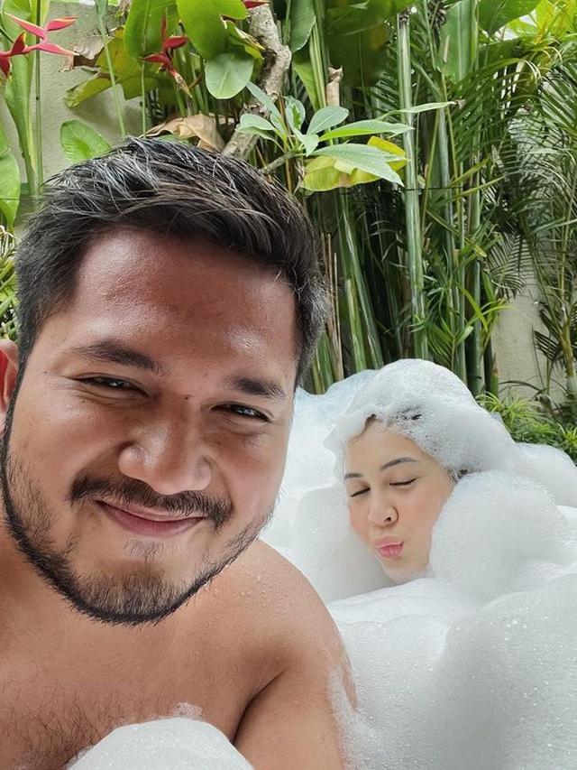 Bulan Madu, Kesha Ratuliu dan Suami Pamer Pose Mesra sambil Menyapa ...