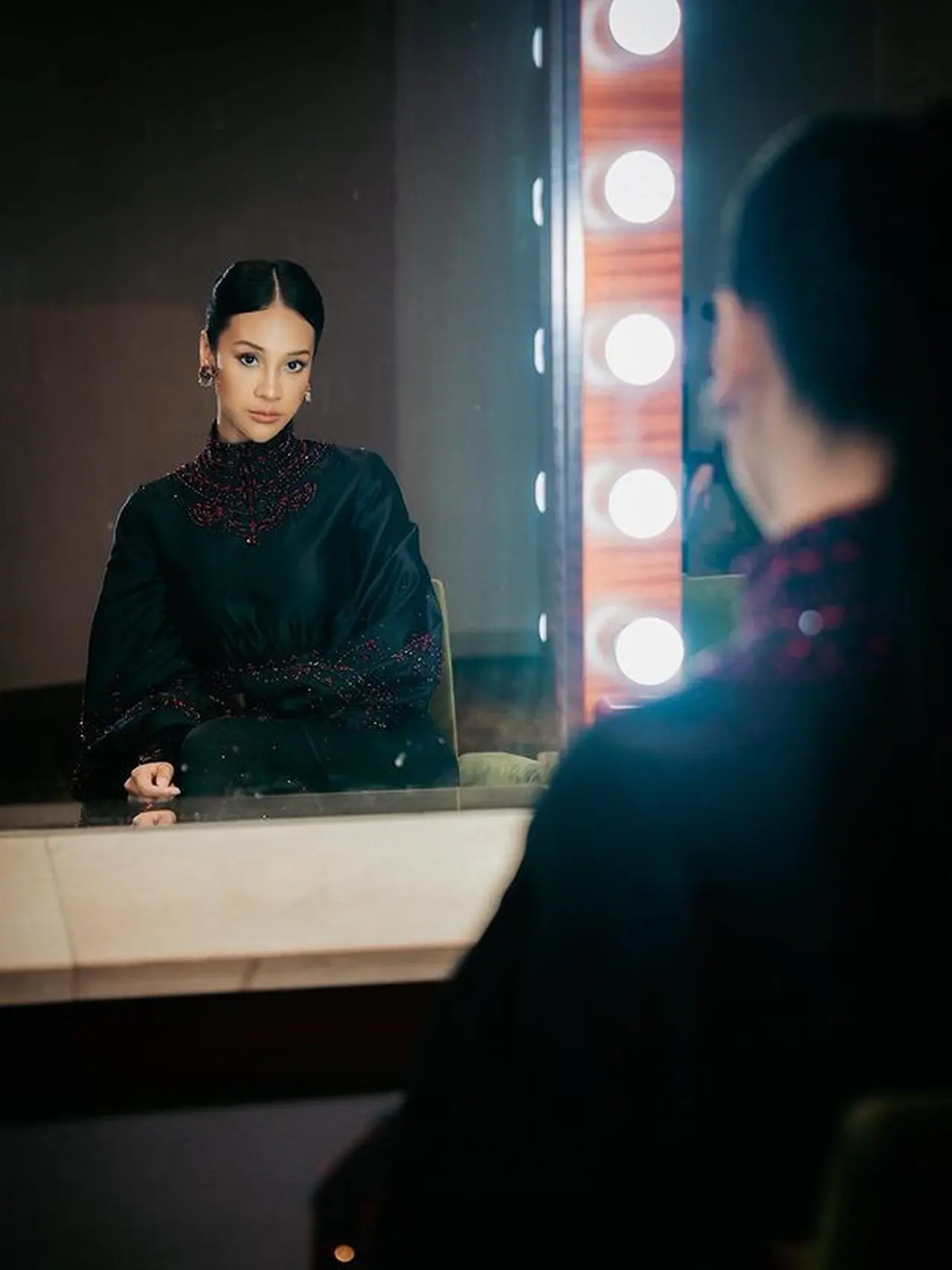 Keren Banget, Potret Anya Geraldine dengan Busana Serba Hitam