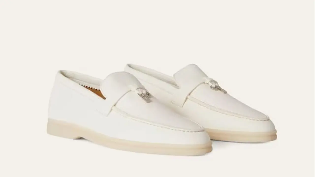 Sekilas Tampak Sederhana, Potret Sandra Dewi Kenakan Sepatu Mewah Rp16 ...