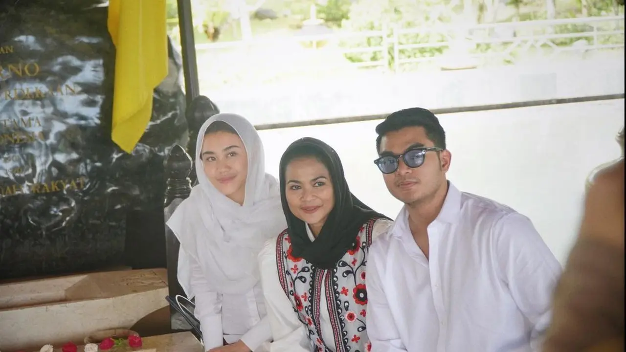 6 Potret Aaliyah Massaid Nyekar ke Makam Bung Karno Bareng Thariq Halilintar, Anggun Berkerudung ...