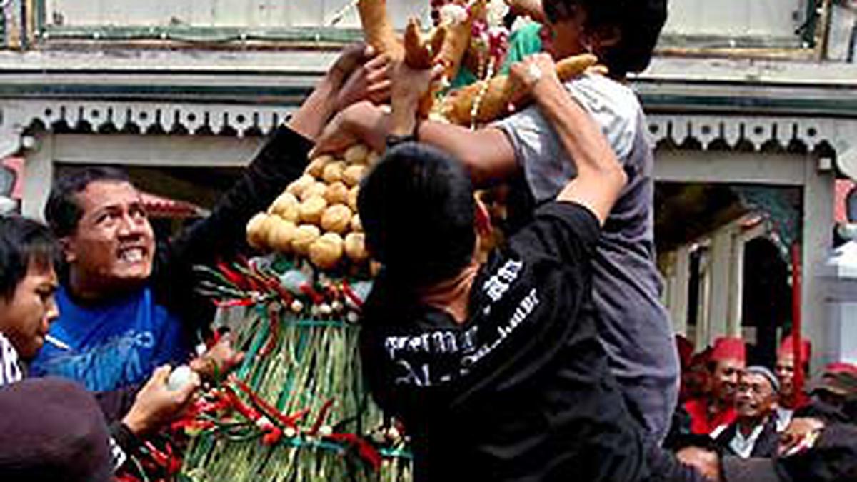Ribuan Warga Berebut Gunungan Grebeg Syawal - News Liputan6.com