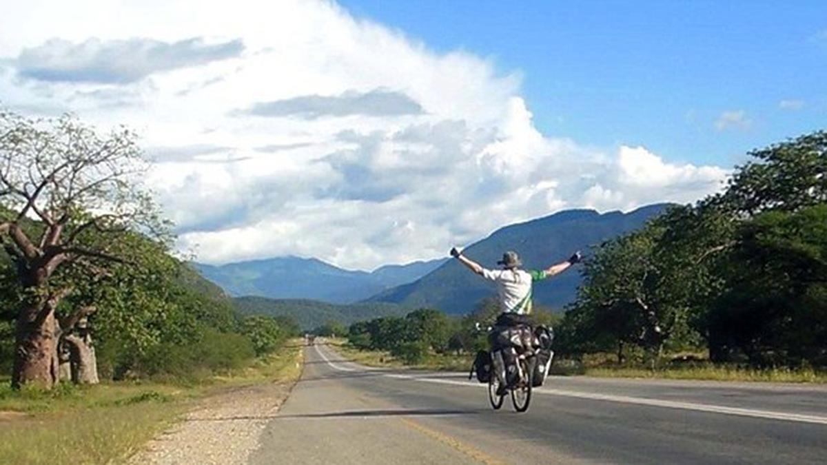 Ada Kisah Duka di Balik Perjalanannya Melintasi Afrika dengan Bersepeda