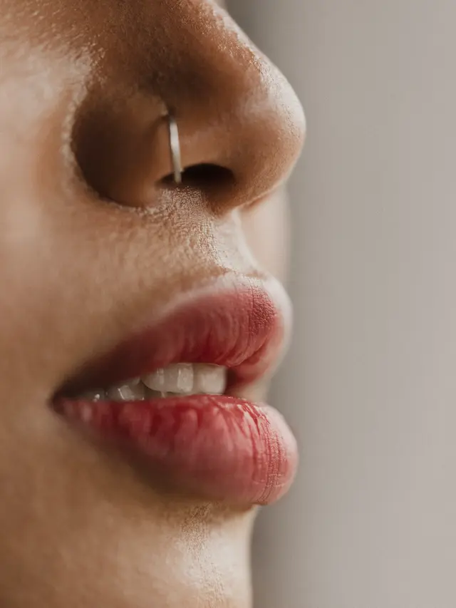 5 Cara Menjaga Bibir Agar Tampak Merah Alami - Beauty Fimela.com