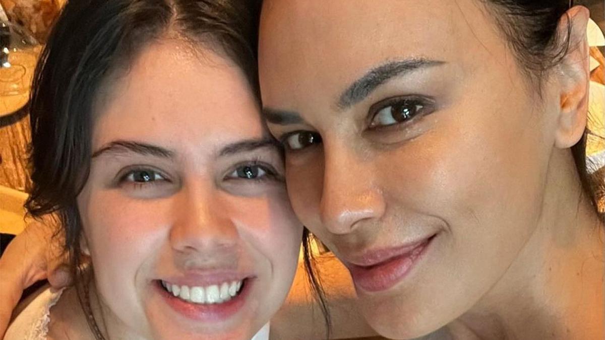 6 Gaya Kasual Sophia Latjuba Lepas Anaknya Kuliah di Jerman