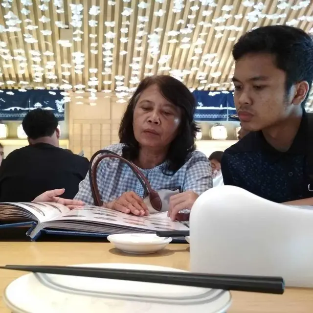 Ibu Meninggal Dunia, Ini 6 Momen Kenangan Anthony Ginting Bersama Ibunda - Hot Liputan6.com