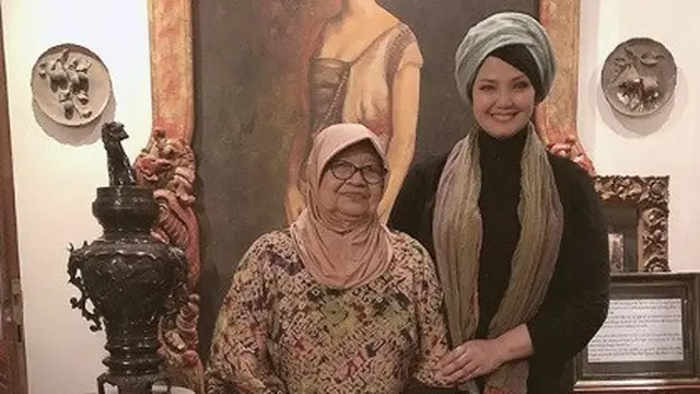 6 Gaya Artis Senior Ratih Sanggarwati, Tetap Memesona Di Usia 57 Tahun ...