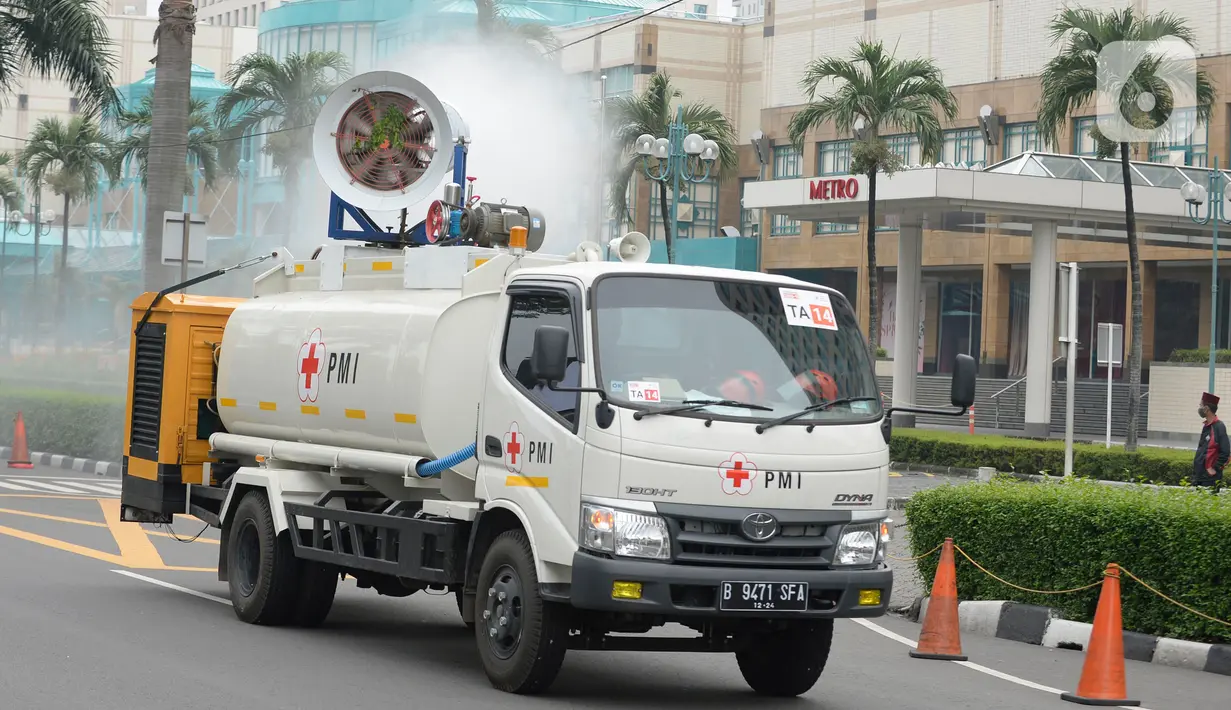 FOTO: Penyemprotan Disinfektan Menggunakan Mobil Gunner di Jalanan ...