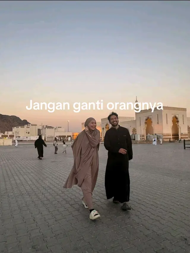 7 Potret Ira Nandha Umroh Bareng Elmer, Dulu Viral Bongkar Suami Pilot ...