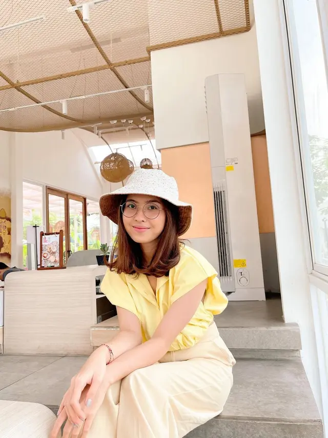 Jadi Sorotan, 6 Potret Triyana Mahadewi Istri YouTuber Turah Parthayana ...