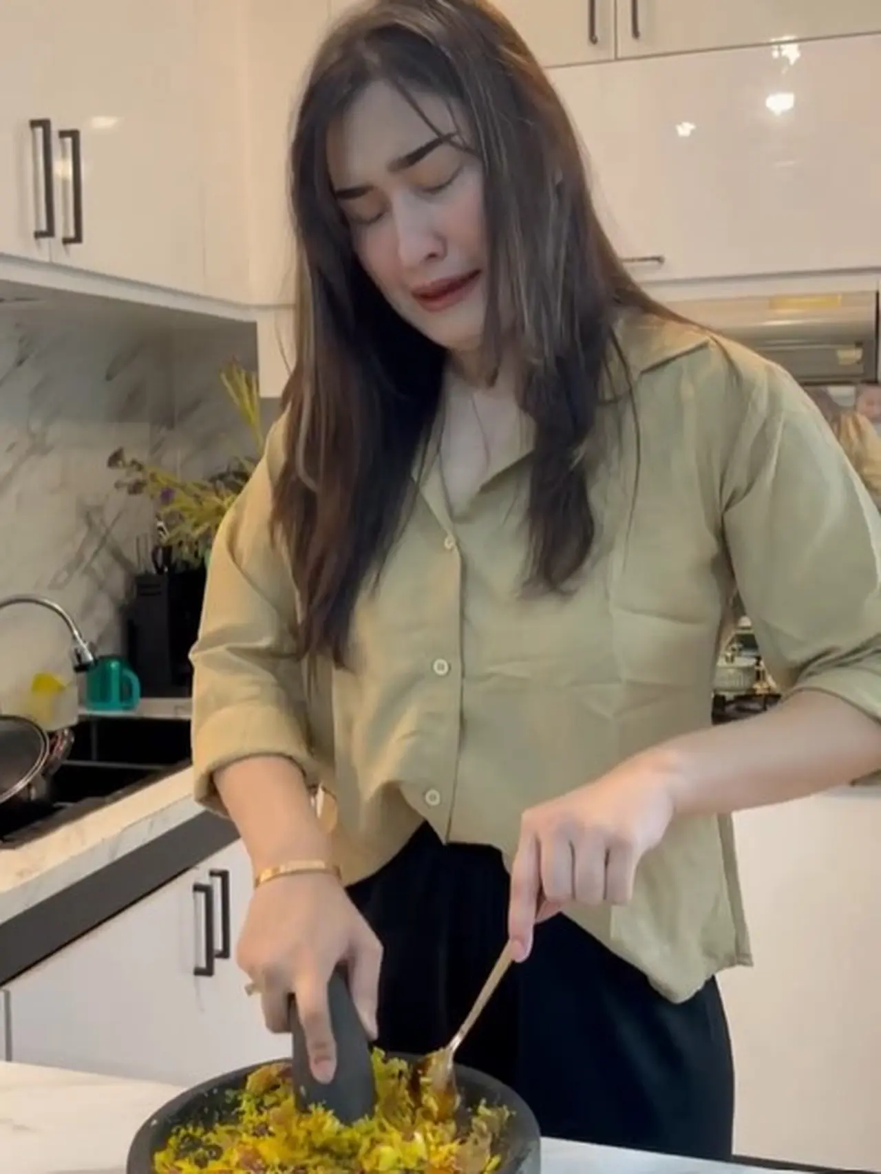 12 Potret Romantis Adly Fairuz dan Angbeen Rishi di Dapur, Peluk Cium ...