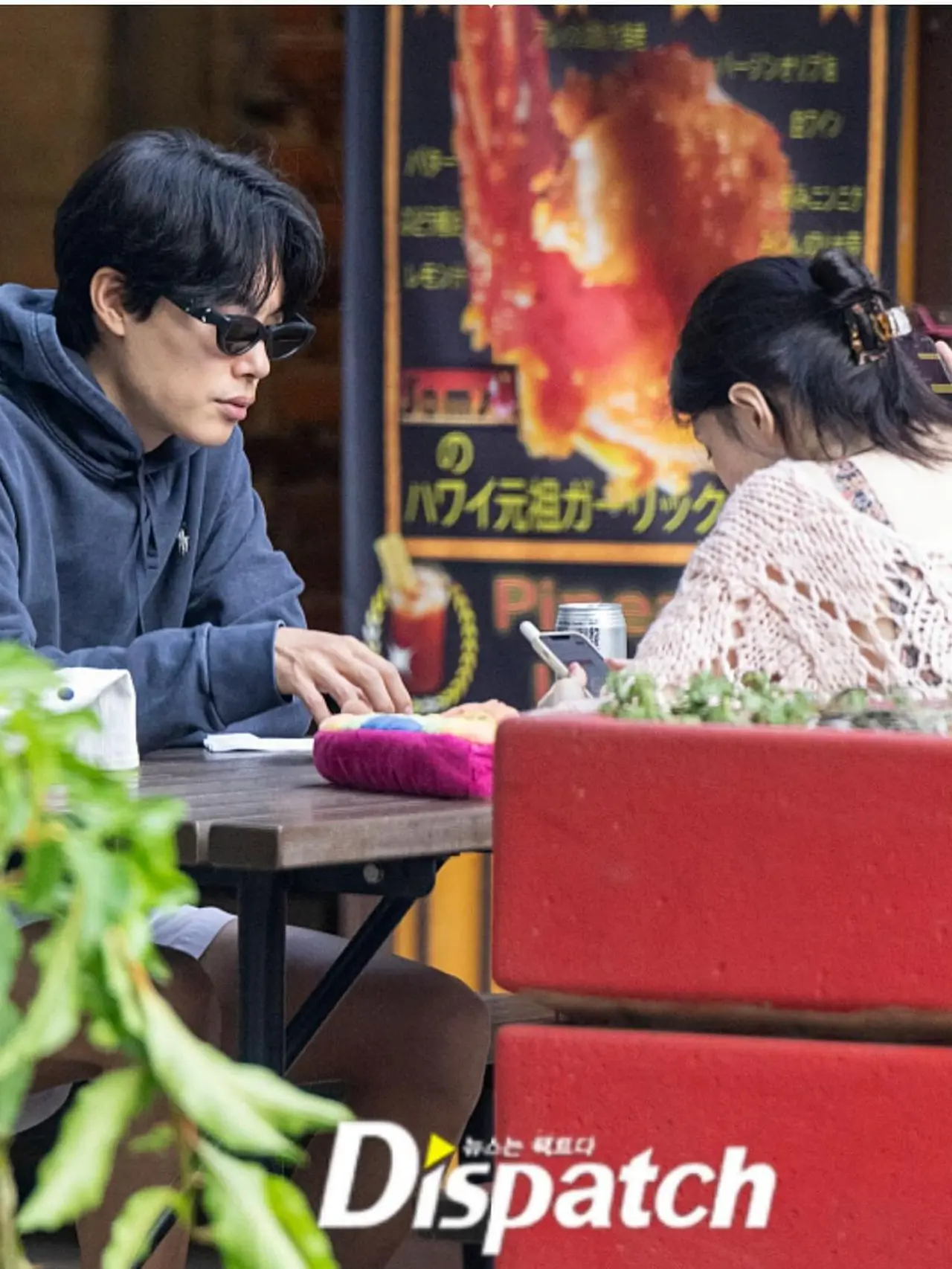 Dispatch Rilis Foto-Foto Han So Hee dan Ryu Jun Yeol di Hawaii ...