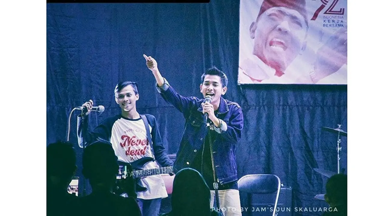 Jadi Vokalis Band, Ini 6 Penampilan Angga Putra 'Anak Langit' di Atas ...