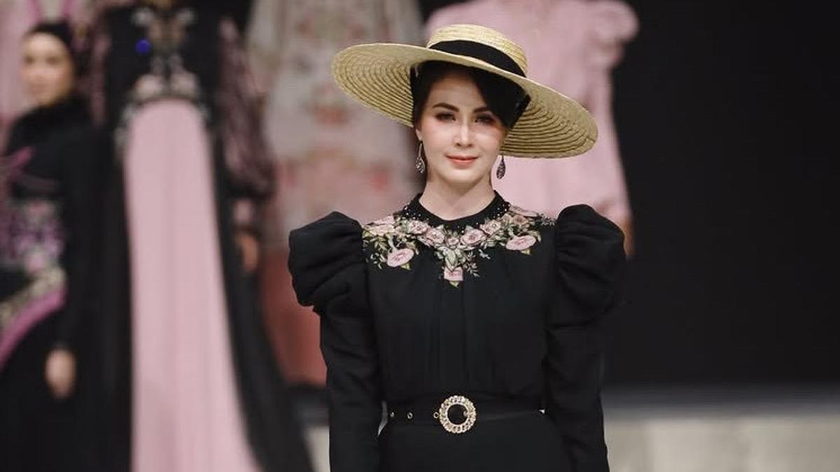 Potret Arumi Bachsin Tampil Bak Noni Belanda saat Jadi Model Pamerkan ...