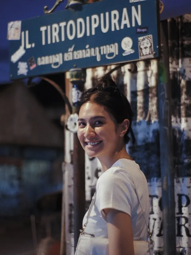 7 Potret Mesra Mikha Tambayong dan Deva Mahenra Liburan di Jogja - Hot ...