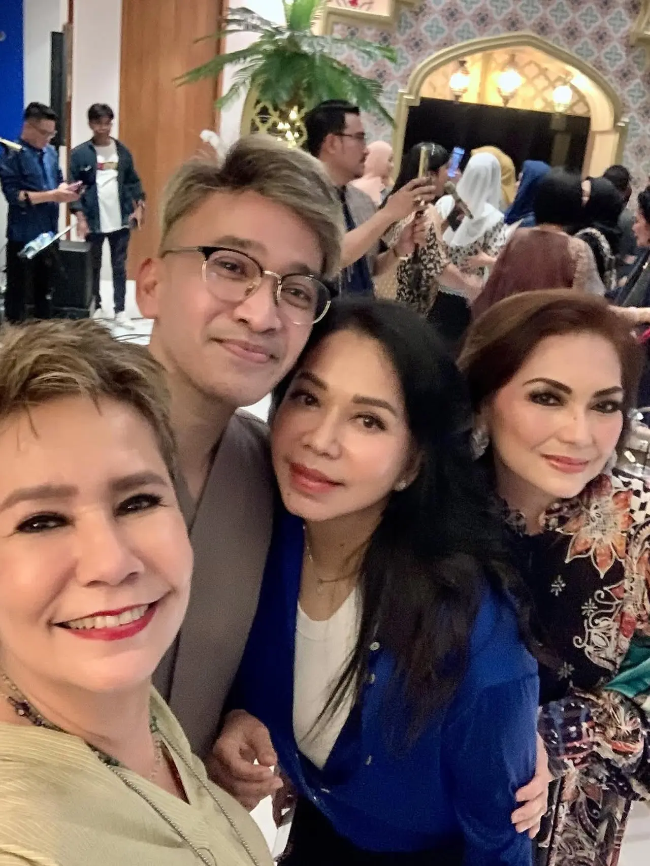 6 Potret Desy Ratnasari Halalbihalal Bareng Artis Lawas, Ruben Onsu Ikut Hadir - ShowBiz ...