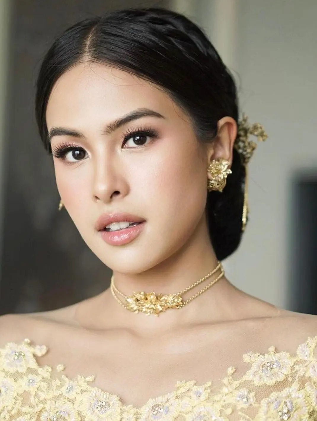 8 Potret Detail Kebaya dan Makeup Maudy Ayunda di Pernikahan Sang Adik