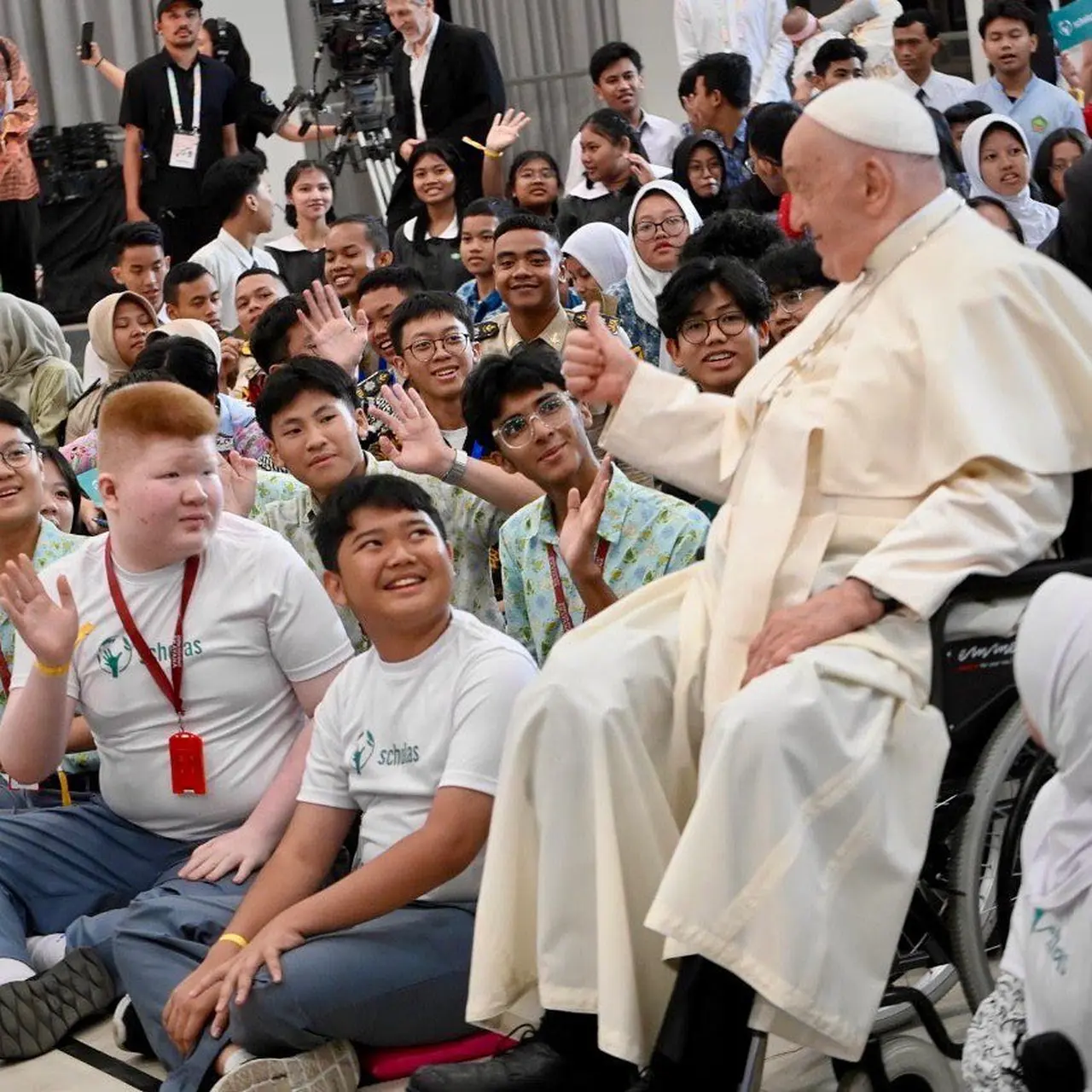 Sepatu Berlekuk Paus Fransiskus dalam Kunjungan ke Indonesia, Disebut ...