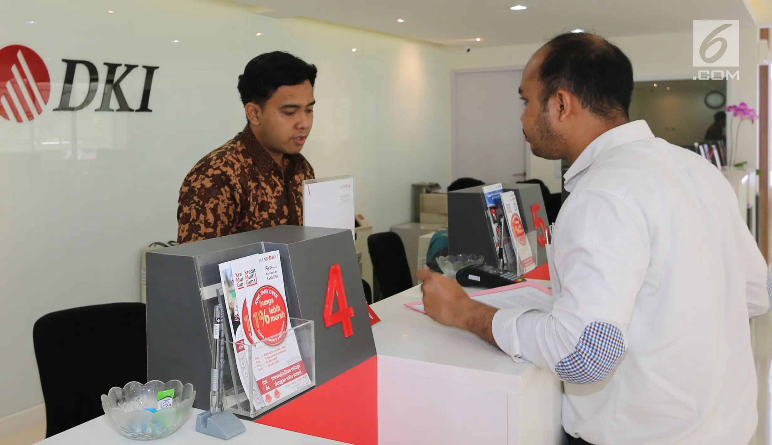 PHOTO: Peringati Hari Batik Nasional, Karyawan Bank DKI Kenakan Baju ...