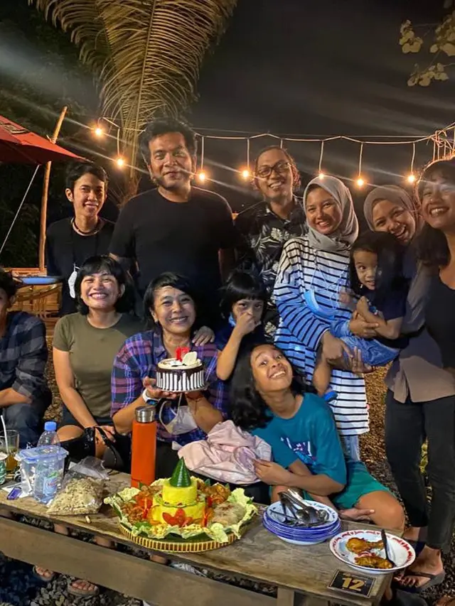 Tampil Akrab, Ini 7 Potret Kompak Kedua Istri Erix Soekamti - Hot ...