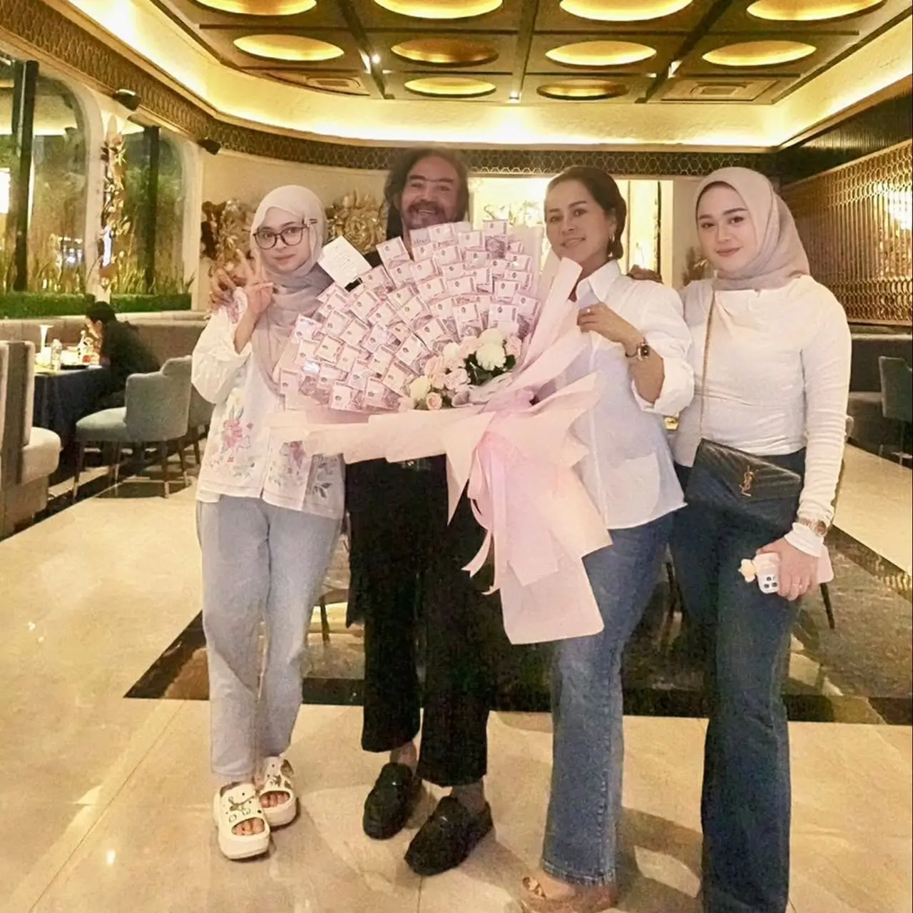 7 Potret Limbad Rayakan Ultah Istri, Kekompakan Dua Putrinya Curi ...
