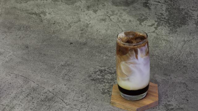 5 Cara Membuat Kopi Susu Kekinian yang Nikmat - Food Fimela.com