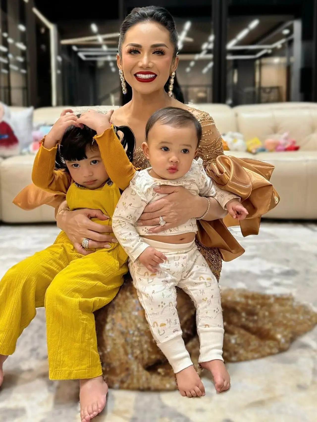 6 Potret Krisdayanti Momong Ameena dan Azura, Auranya Disebut Makin Menjadi Setelah Punya Cucu ...