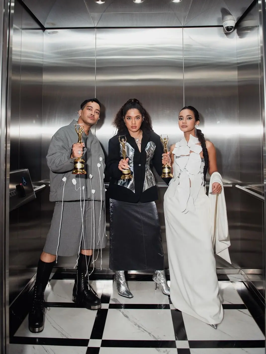 10 Potret Adu Gaya Para Musisi Pemenang yang Borong Piala di AMI Awards ...