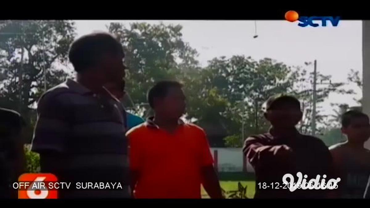 VIDEO: Sopir Lalai, Truk Muatan Cabai Terbalik di Rumah Warga Jember