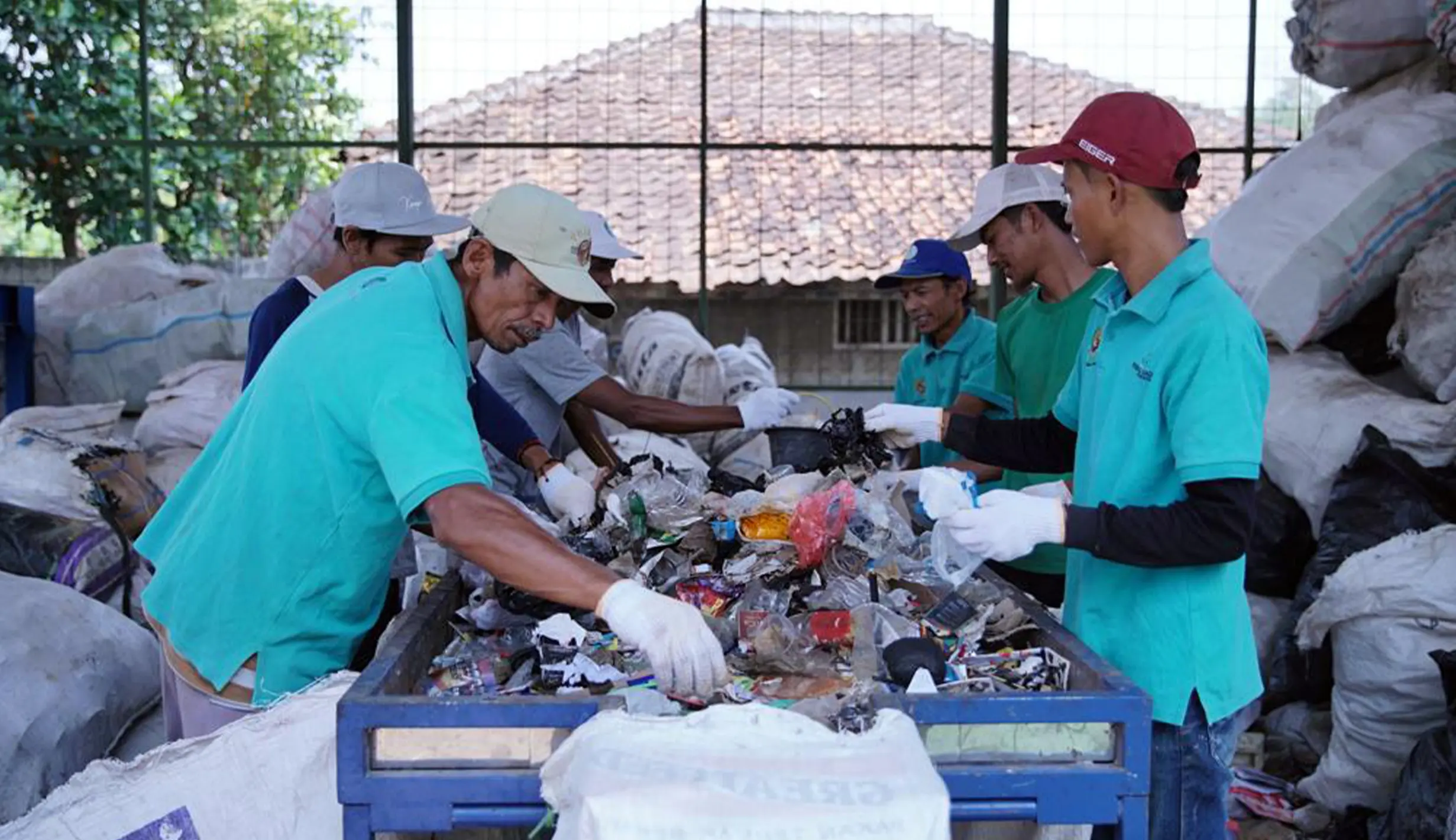 BRI Peduli Gandeng Yayasan Bening Saguling Kelola Sampah Sungai Citarum - Foto Liputan6.com