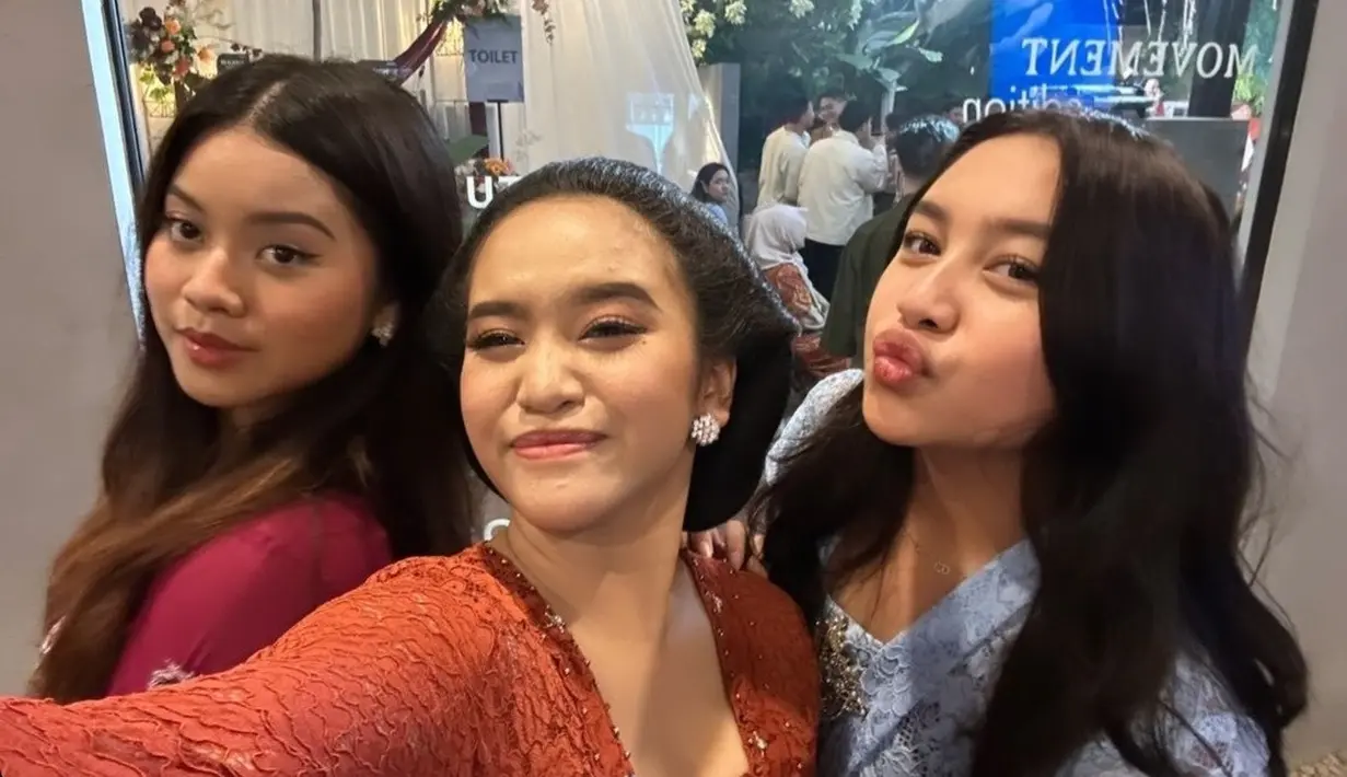 Potret Khirani Anak Mayangsari Saat Kondangan, Menawan Pakai Kebaya - Foto Liputan6.com