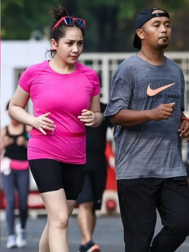 Lihat Outfit Nagita Slavina saat Lari Bareng Nia Ramadhani - Entertainment Fimela.com