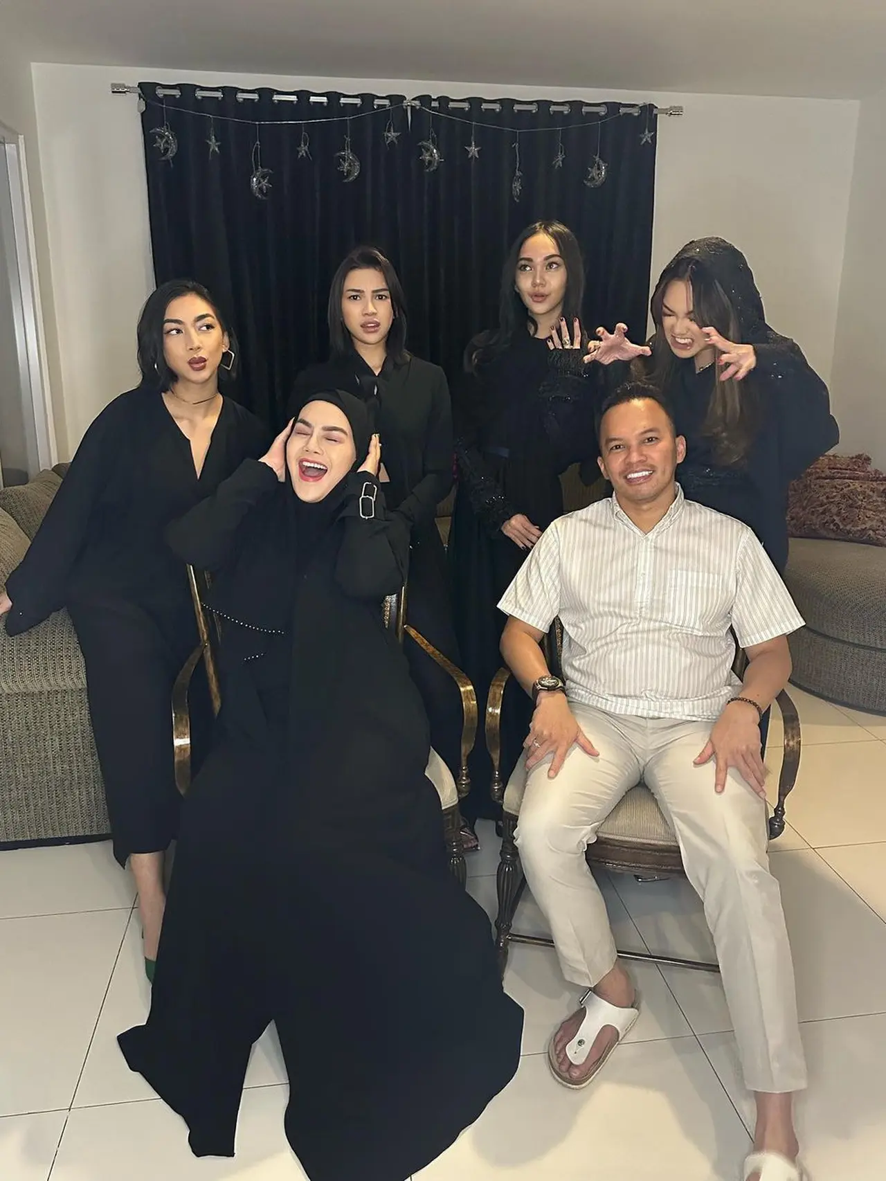 Tampil Kompak, Ini 6 Potret Lebaran Faisal Harris Bareng Anak dan Mantan Istri - Hot Liputan6.com