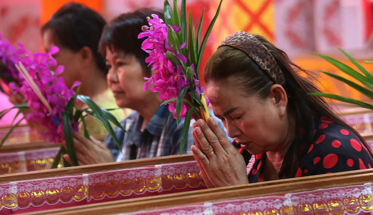 FOTO: Ritual Unik di Thailand, Menjajal Tidur dalam Peti Mati - Foto ...