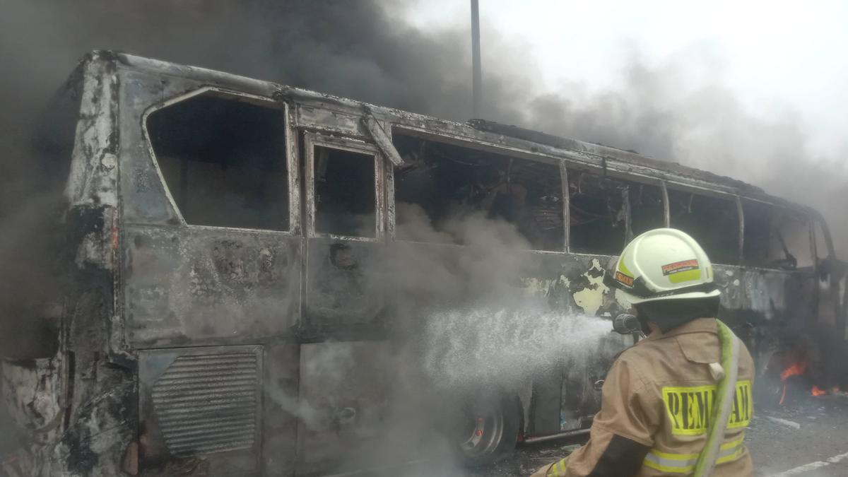 Etleboro.org - Viral Damkar Evakuasi Kunci Tertinggal dengan Pecahkan ...