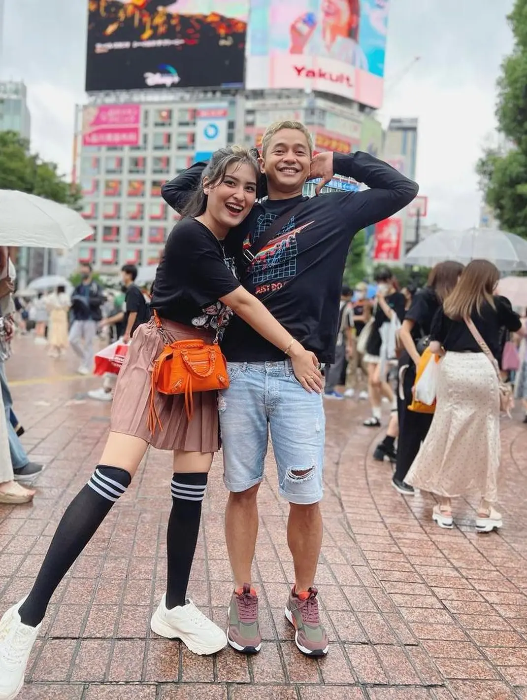 6 Potret Gaya Kasual Angbeen Rishi Liburan di Jepang Bareng Adly Fairuz ...