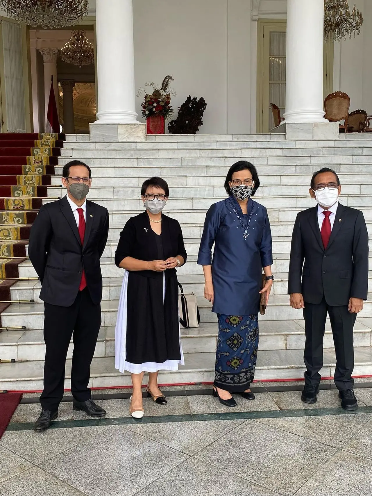 6 Gaya Ngantor Menlu Retno Marsudi yang Tuai Pujian, Disebut Ibu ...