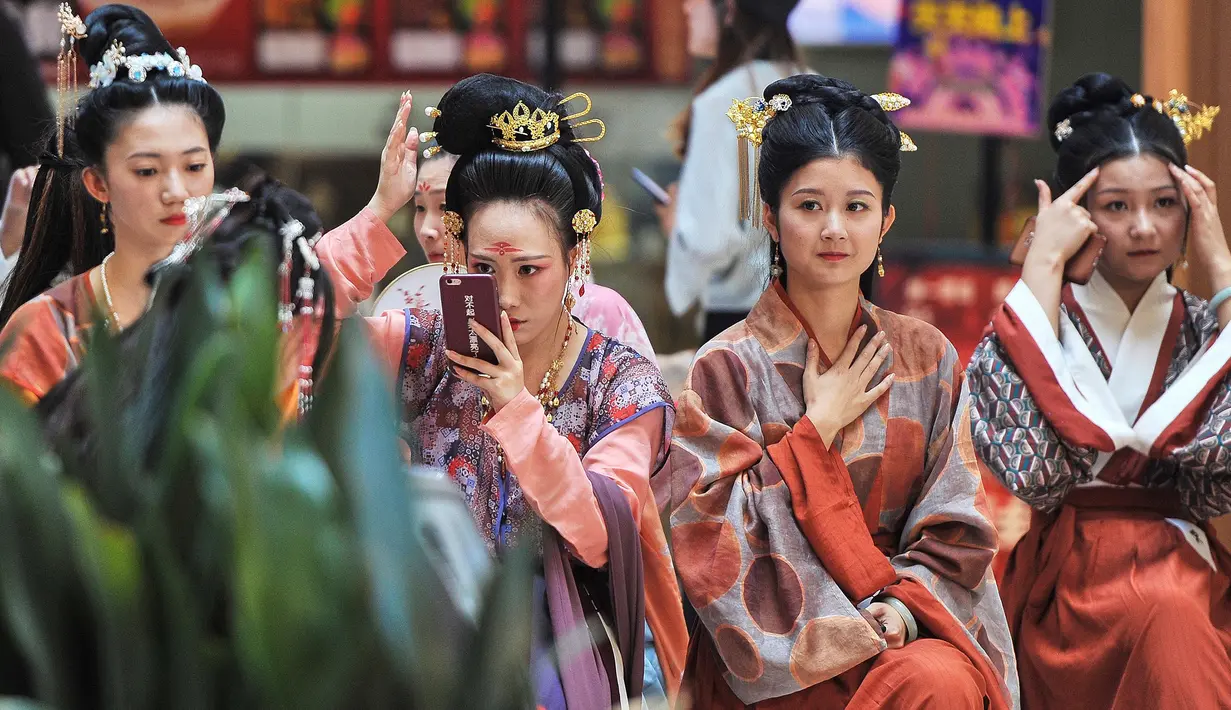 FOTO: Pesona Model Bergaya dalam Balutan Busana Tradisional China ...