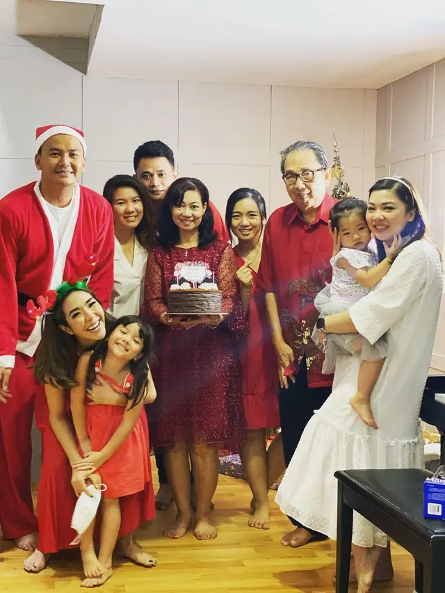 6 Momen Kedekatan Gisella Anastasia dengan Keluarga Wijin, Kompak - Hot Liputan6.com