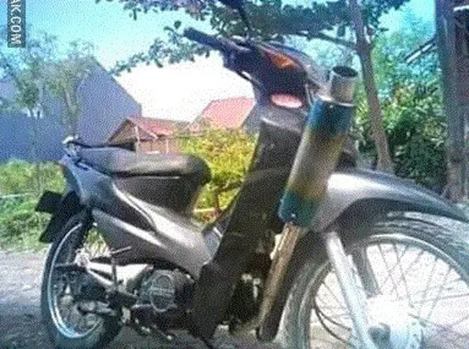 10 Potret Knalpot Motor Dibikin Segede Gaban, Mungkin Niatnya Mau Jadi ...