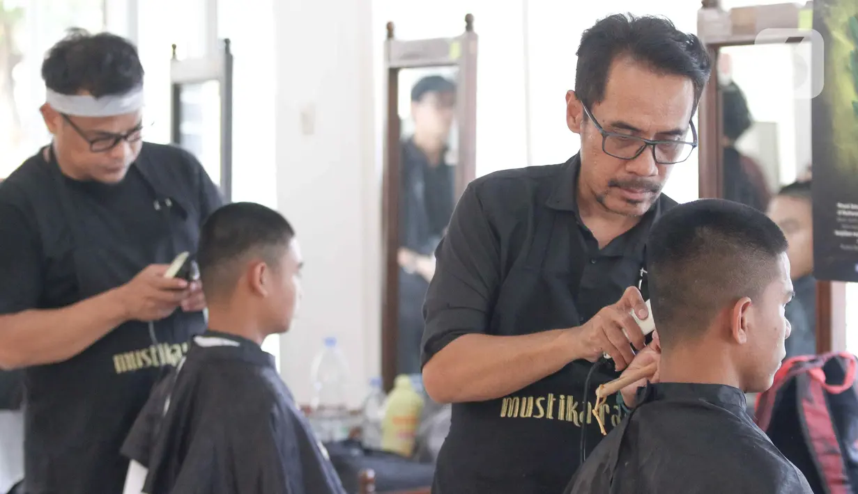 Tradisi Potong Rambut Paskibraka pada Upacara HUT RI di IKN - Foto ...