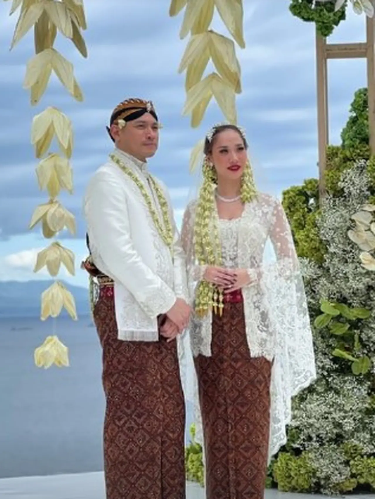 Bagi Pesan Haru di Hari Pernikahan, Ini 6 Potret BCl, Noah Sinclair dan Tiko Aryawardhana - Hot ...