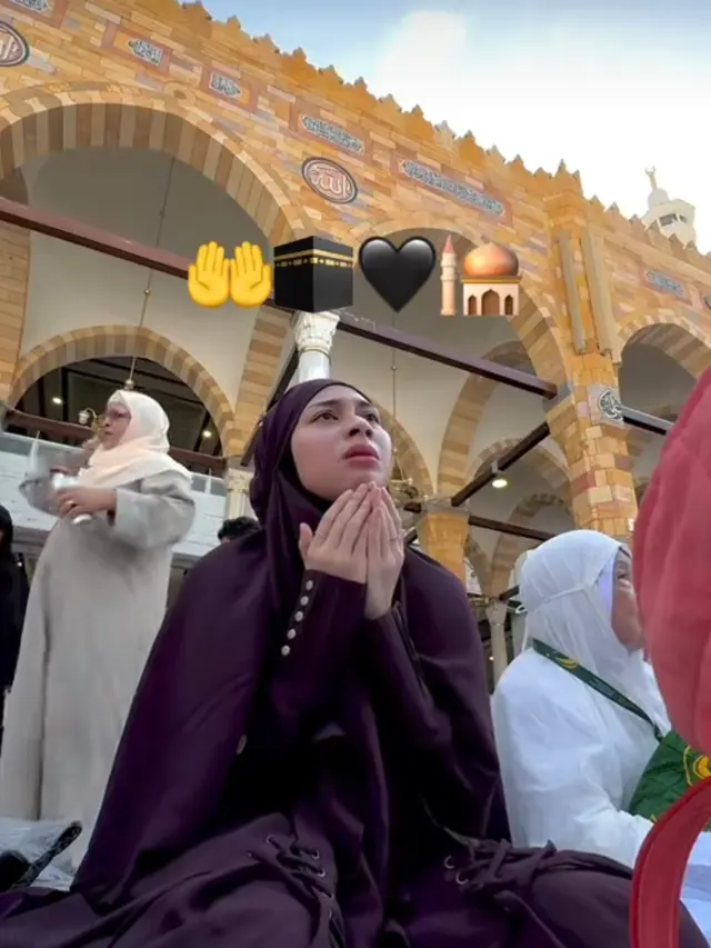 7 Potret Ira Nandha Umroh Bareng Elmer, Dulu Viral Bongkar Suami Pilot ...