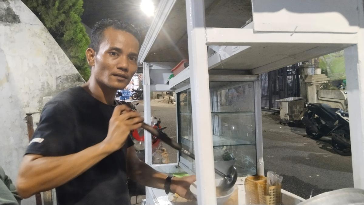 Penjual Bakso di Surabaya Penuhi Nazar Bagi-bagi Bakso Gratis Usai ...