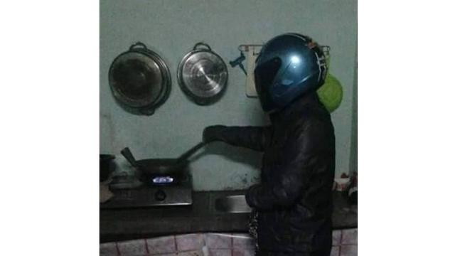 Safety First, Ini 6 Aksi Kocak Bapak-Bapak saat Masak Pakai Helm - Hot ...