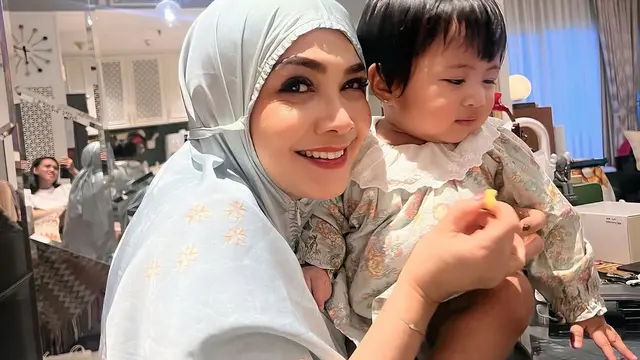 Penuh Momen, 4 Potret Rieta Amilia Momong hingga Suapi Baby Lily Sang Cucu yang Super Cute - Hot ...