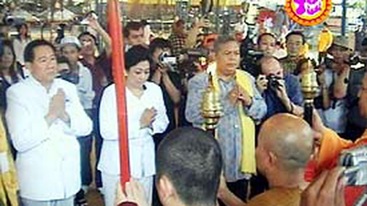 Api Dharma Disakralkan di Candi Mendut - News Liputan6.com