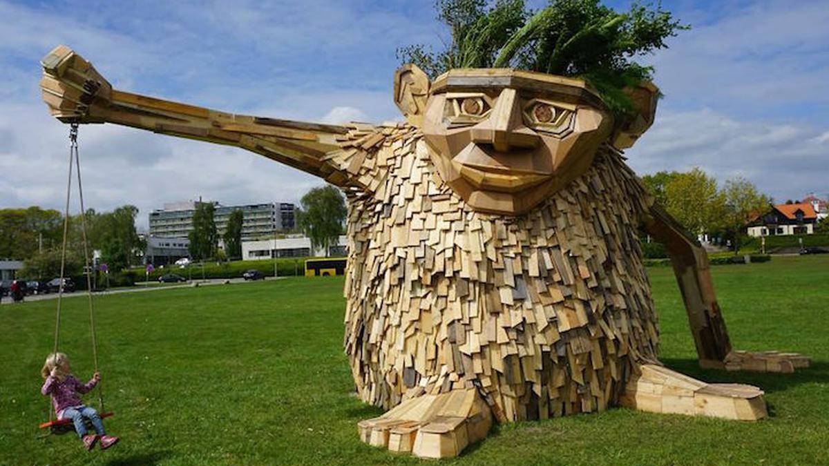 Manfaatkan Sisa Kayu Dan Bahan Bangunan, Seniman Ini Buat Patung ...