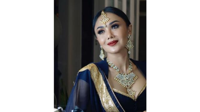 6 Gaya Yuni Shara saat Hadiri Pesta Diwali, Cantik Pakai Sari - Hot ...