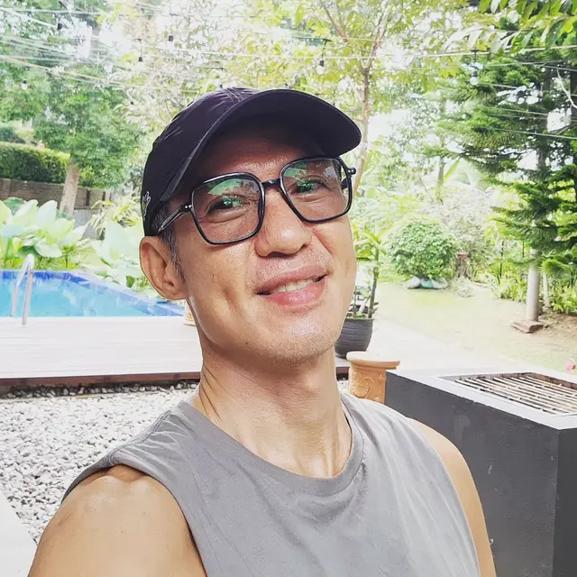 6 Potret Terbaru Presenter Erwin Parengkuan, Awet Muda di Usia 53 Tahun ...