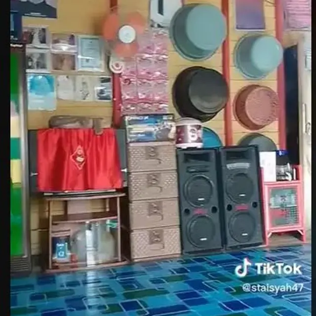 Menengok Isi Rumah Terapung di Atas Sungai, Banyak Barang tapi Apik ...